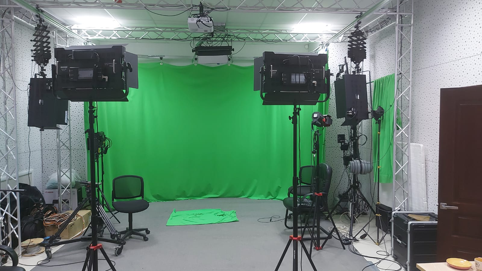 Filming Your Masterclass: How to Use a Green Screen for a Polished Look