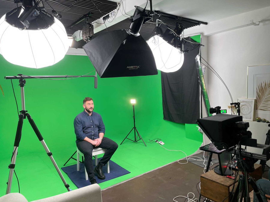 Leveraging Green Screen Technology for Dynamic Podcast Visuals: Exploring the Creative ...